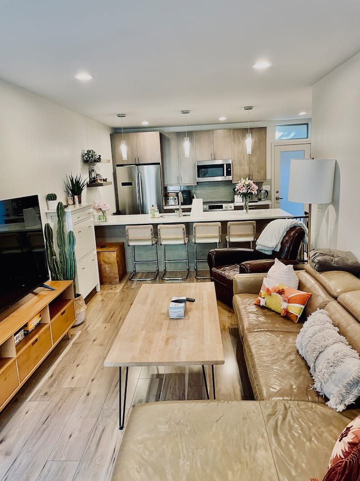 Upscale Townhome - 2b 2b Near Downtown W/ Parking - Seattle, WA