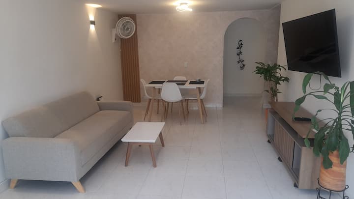 Casa Amplia Piso1 Cerca Almetro Excelent Ubicación - Medellín, Colombia