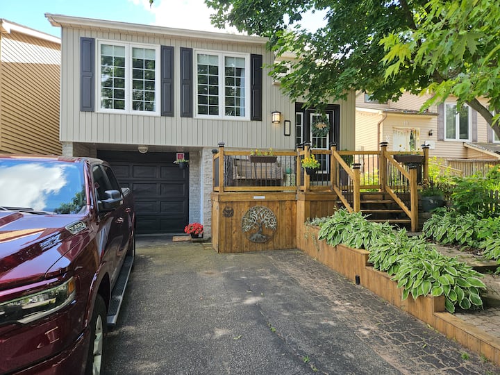 The Green Lodge - Upper Level Raised Bungalow - Orangeville