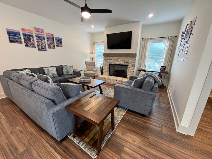 The Blue House At Lakepoint (Sleeps 18) - Cartersville, GA