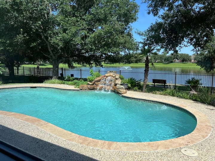 Relaxing Lakeside With Pool Home - Katy, TX