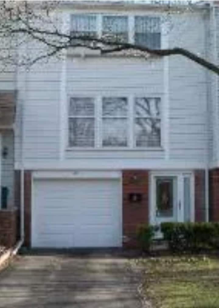 Spacious 3 Floor Townhome - Hoffman Estates, IL