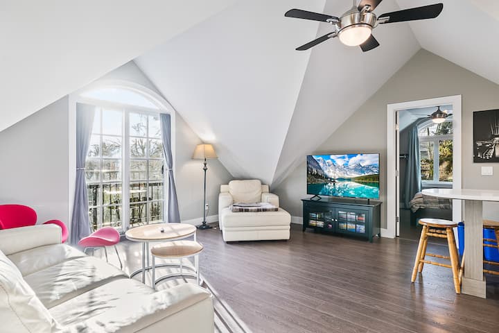 Luxury Private Loft Apartment, Amazing Location - Calgary