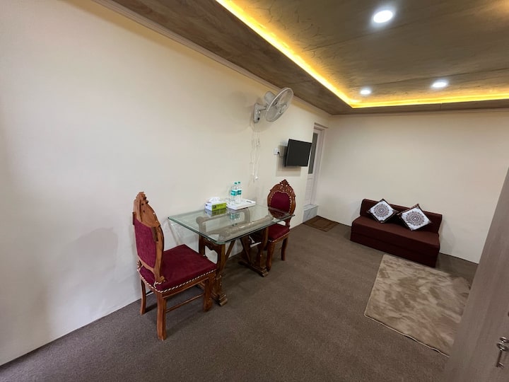 Hezzah Cottage (Entire Floor With Balcony&garden) - Srinagar