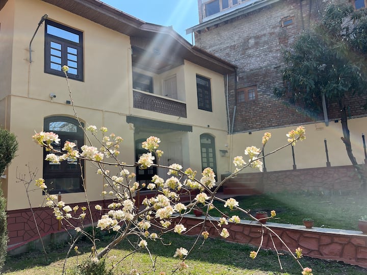 Hezzah Cottage (Entire Floor With Balcony&garden) - Srinagar