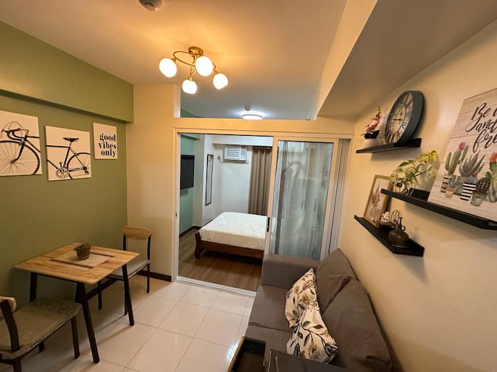 Charming, Homey 1br With Netflix, Balcony, Pool - Quezon City