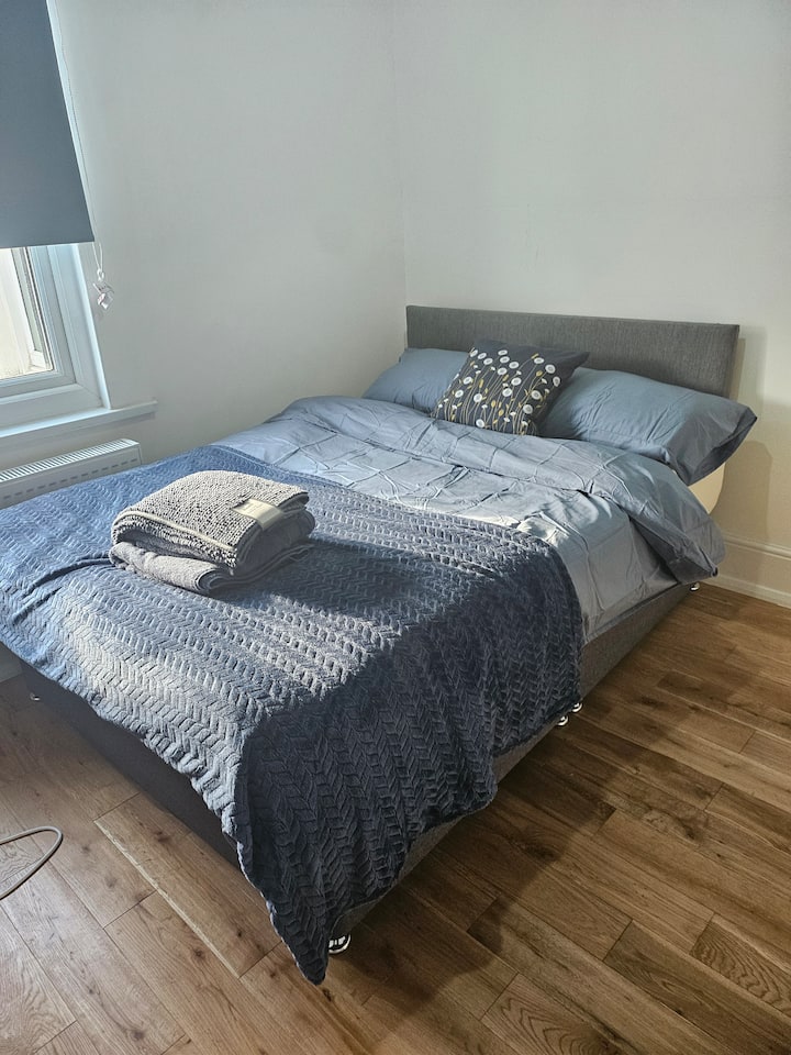 Cosy Room, Edmonton Green N9 Next To Train Station - Londra