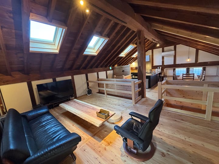 「離れの宿　Kura」安曇野｜強く大きな蔵を改装した一棟貸し宿｜プライベート空間、焚き火、広い敷地庭 - 오마치시