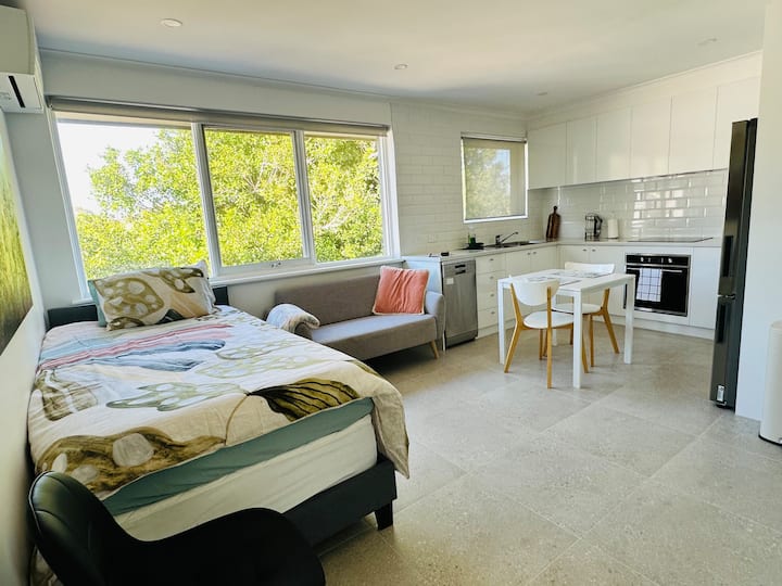 Newly Renovated, Spacious Apartment In St Kilda - St Kilda