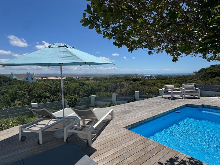 A Luxurious Villa With A Panoramic Vista And Pool - Oyster Bay