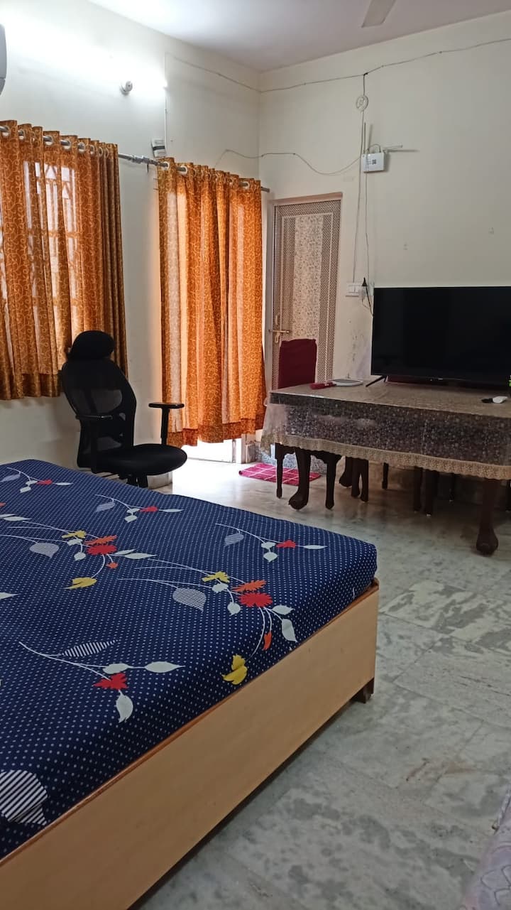 Bedroom With Ensuite & Balcony (Homestay) - 瓦拉那西