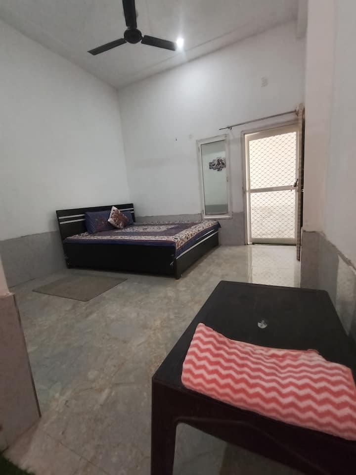 Radha Madhav Kutir- Ac, Double Bed, Extra Mattress - Vrindavan