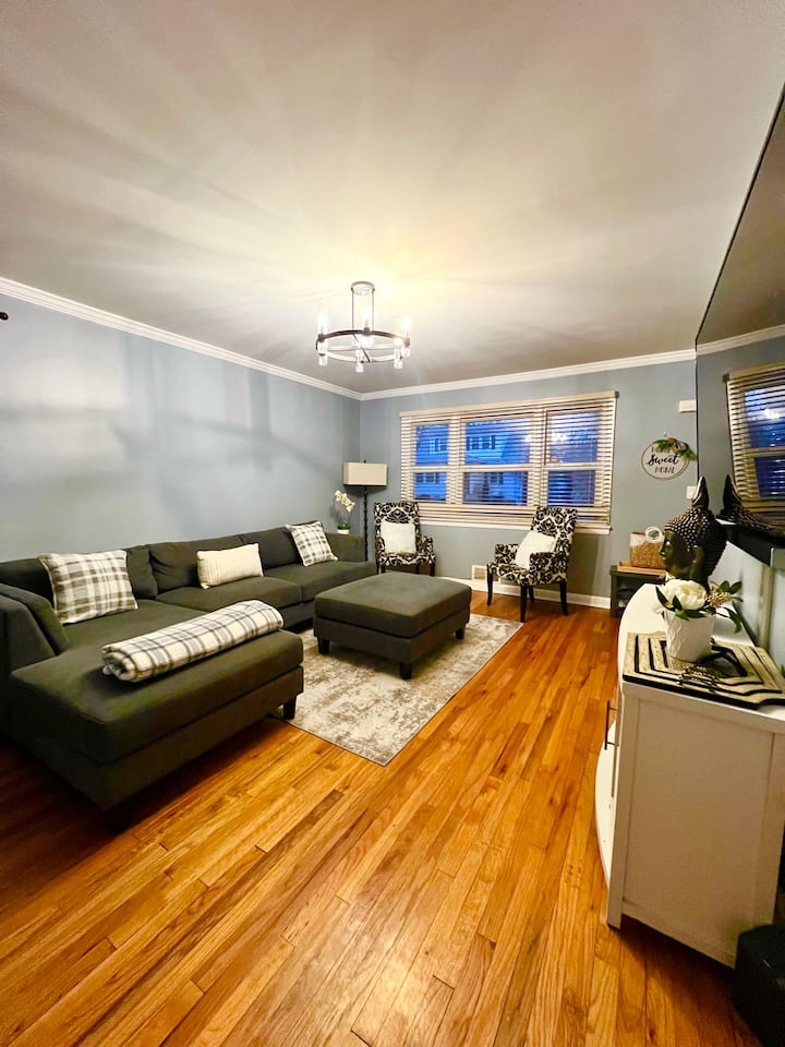 Cozy-spacious Cape Retreat - Livingston, NJ