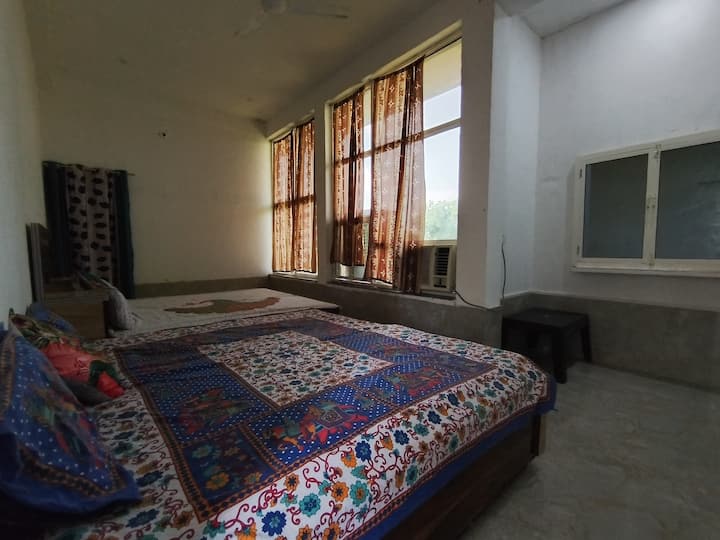 Radha Madhav Kutir(ac; 1 Big Room With 4 Beds) - Vrindavan