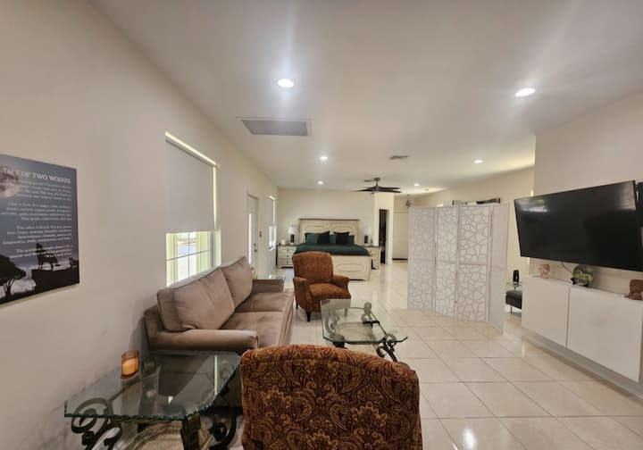 Hidden Gem: Gated Property, Prime Location - Wesley Chapel, FL