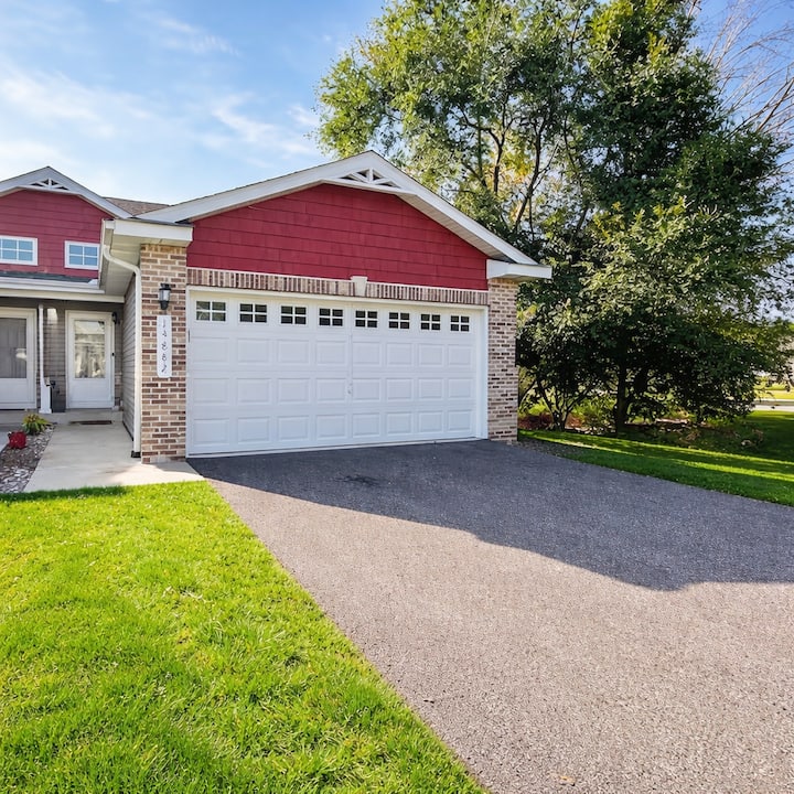 Relaxing Townhouse Escape - White Bear Lake, MN