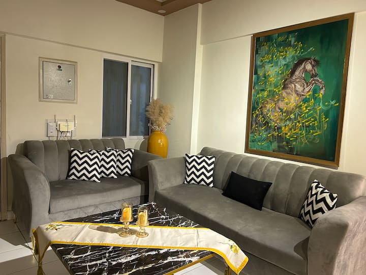 Modern 2br Lounge: 3 Min-airport - Karachi
