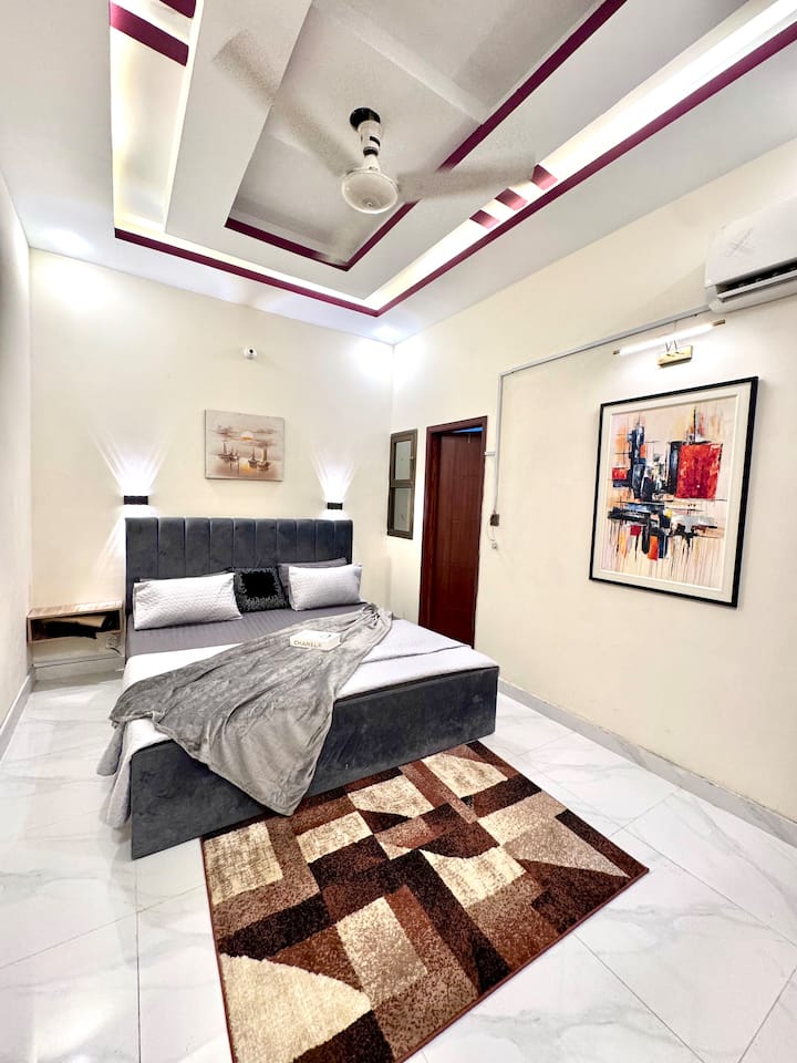 Netflix - Modern  2br Lounge: 3 Min-airport - Karaczi