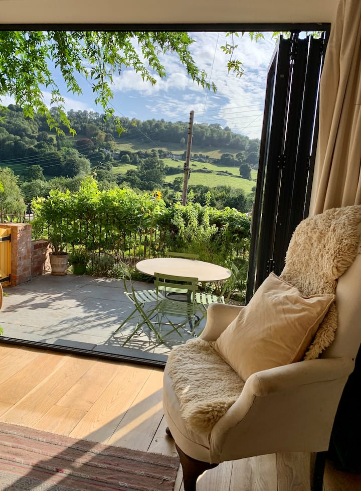 Sunny Victorian Town House With Views - Stroud, UK