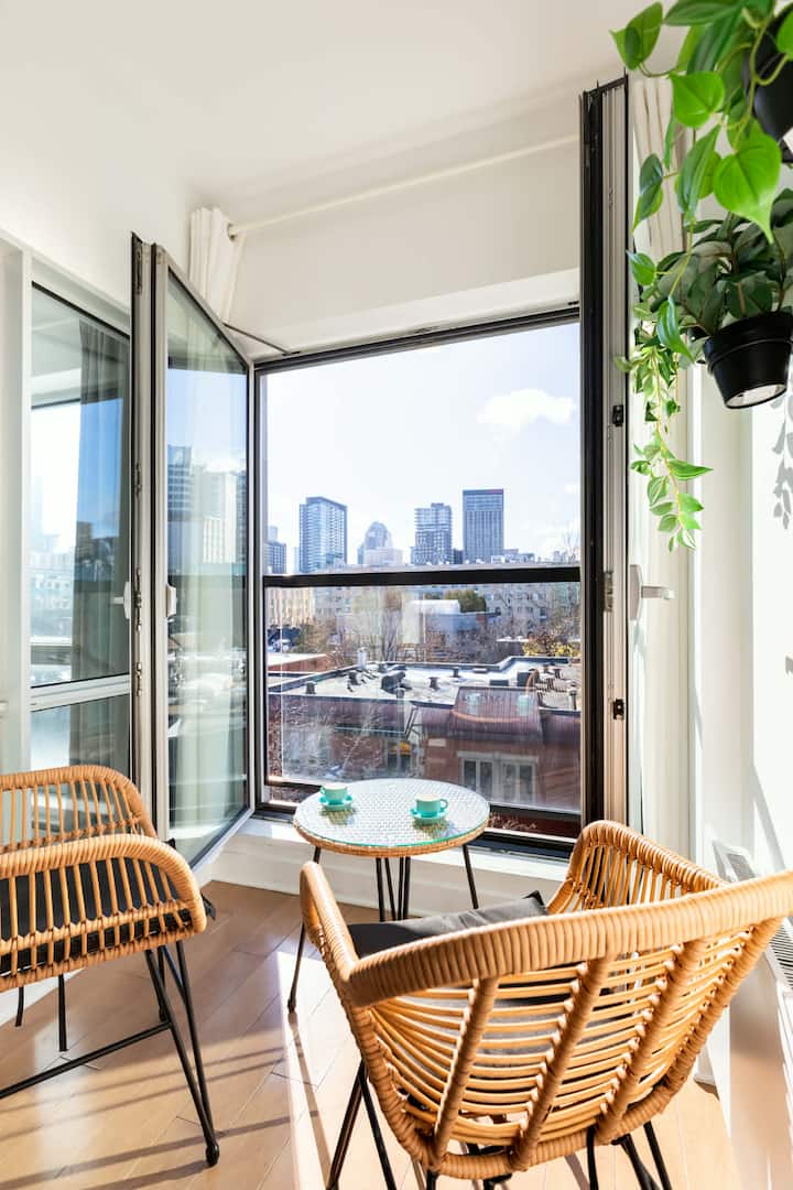 Super Ensoleillée à La Place-des-arts! - Montreal