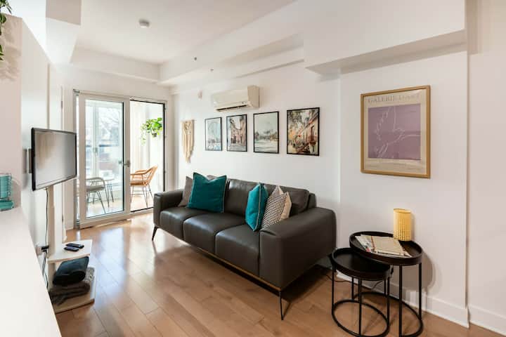 Super Ensoleillée à La Place-des-arts! - Montreal