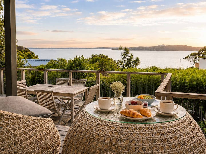 Black Cottage - Sea Views Near Kennedy Point Ferry - Maraetai