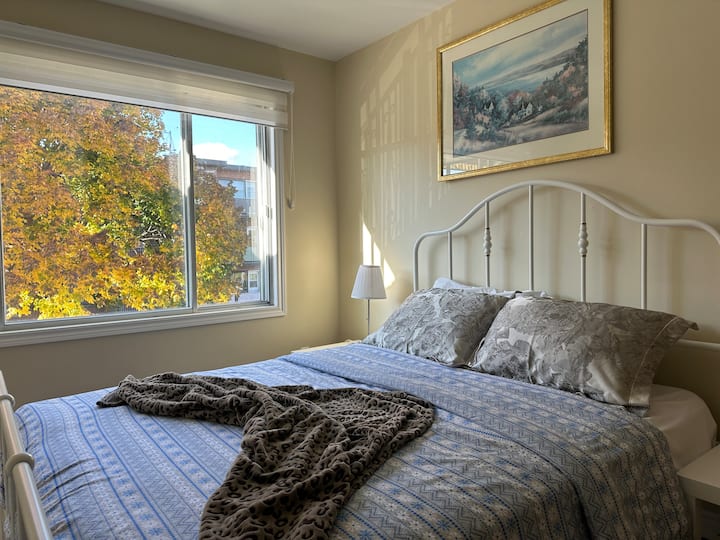 Yul Airport Affordable Top Floor Suite - Dorval