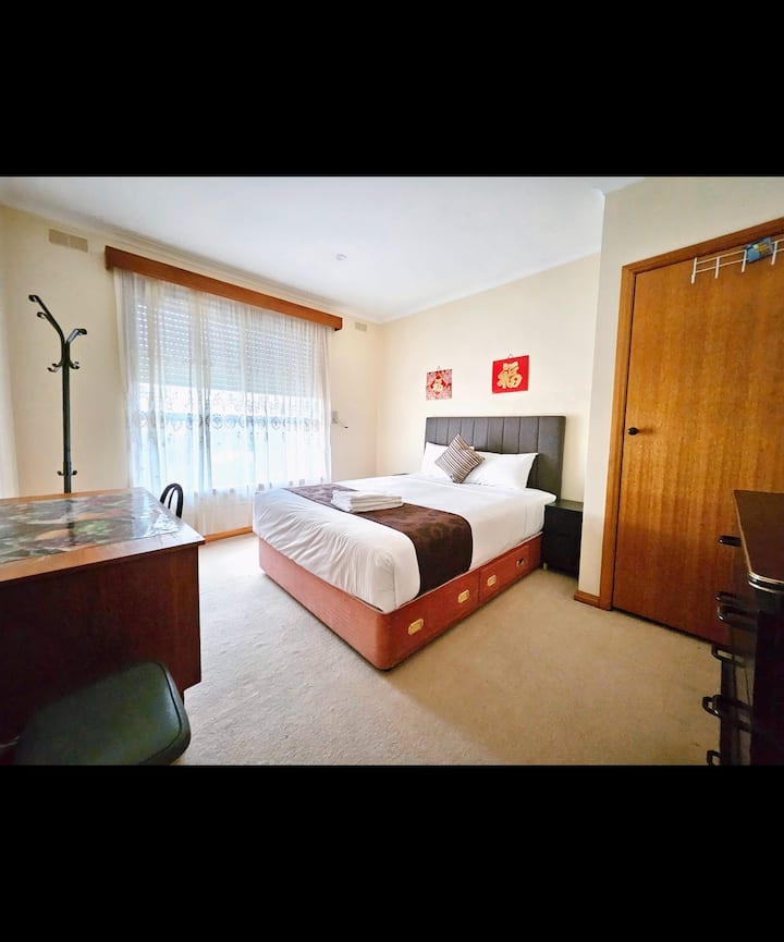 Warm Queen Room - Brunswick