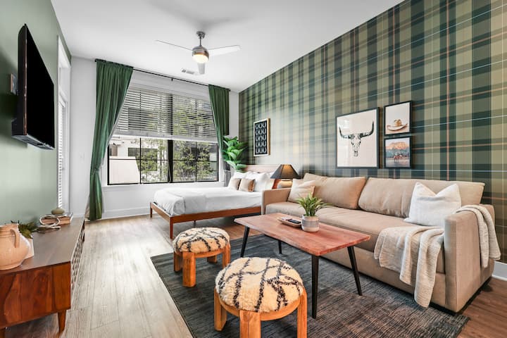 King Suite In Music City | Pool X Gym X Sky Lounge - Nashville, TN