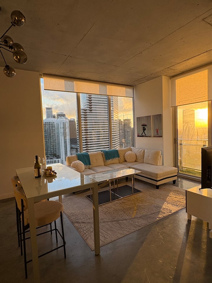 Sky High Apt - Insane Views, Rooftop Pool, New Gym - Key Biscayne, FL