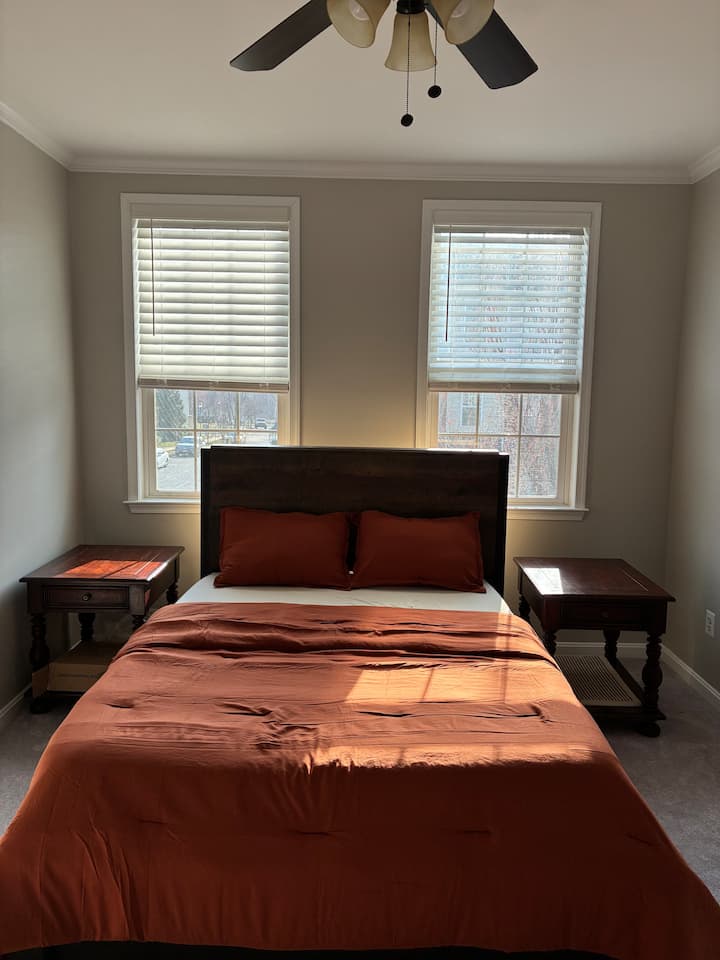 Primary Bedroom W/ En-suite Bath - Leesburg, VA