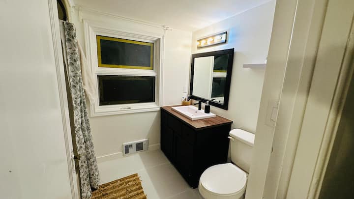 Main Floor Of House In A Great Location. - Waterloo, ON, Canada