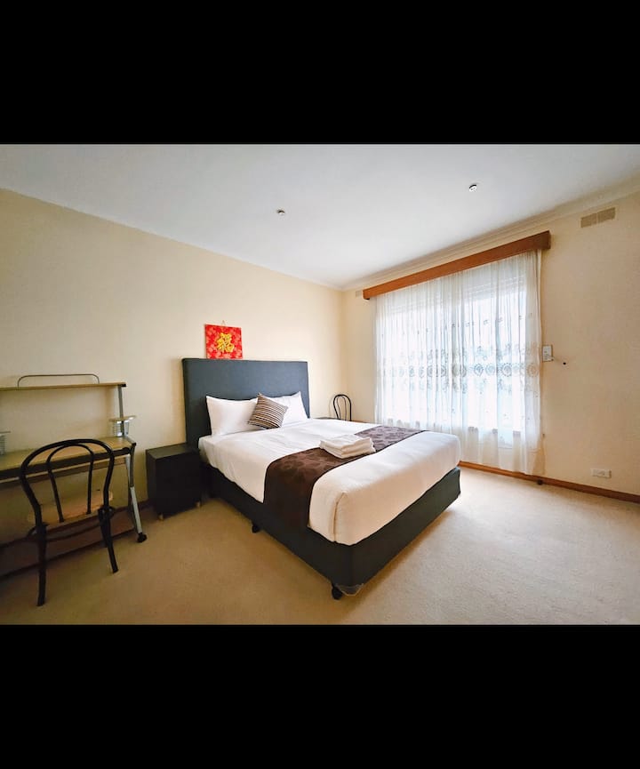 Snug Queen Room - Brunswick