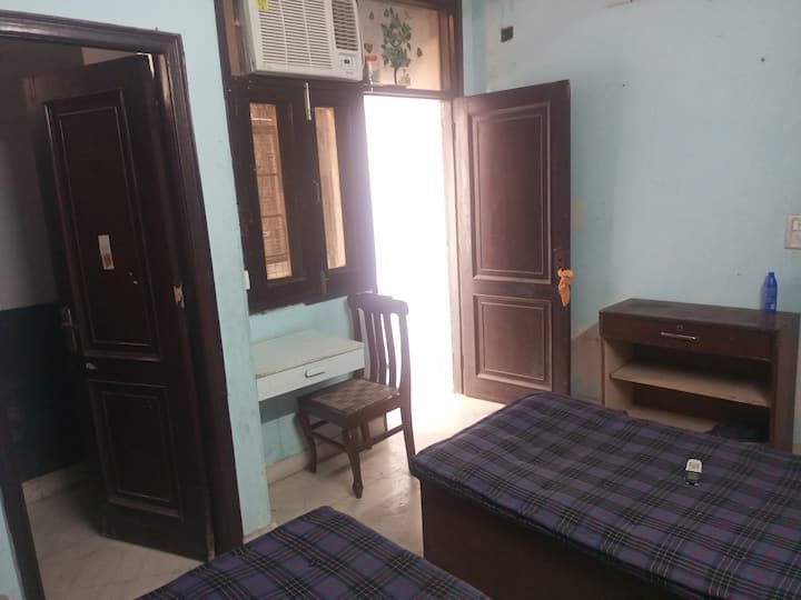 Travellers Hostel - New Delhi