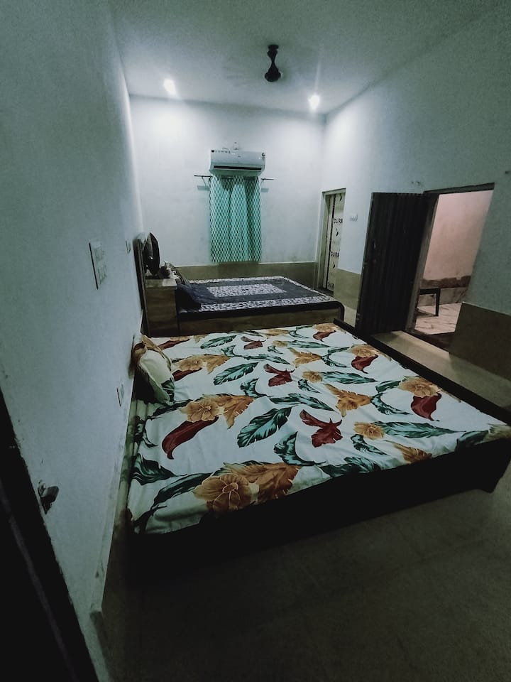 Rmk (Big Ac Room-2 Double Beds & Extra Mattresses) - Vrindavan