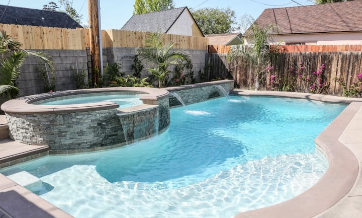 Designer Decorated Home: Pool/jac, 3 Ensuites - Santa Ana, CA
