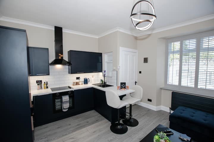 White House | Sleeps 4 | Bath Suite | Near M8 - Linlithgow