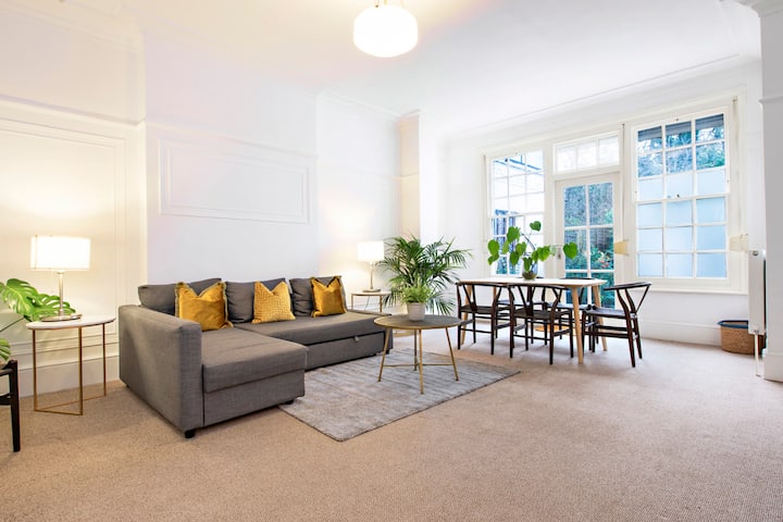 Spacious Flat, Great For Touring - London