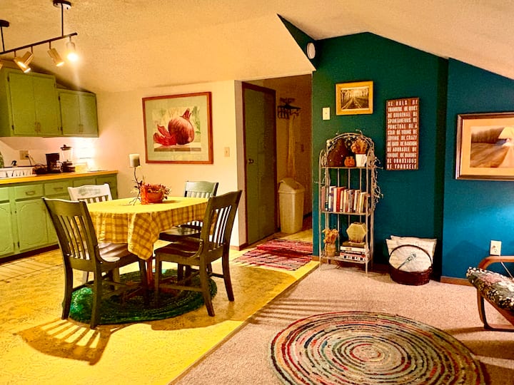 “Cool Fern” Eclectic Cottage Apt. W Upper Deck - Sioux Falls, SD