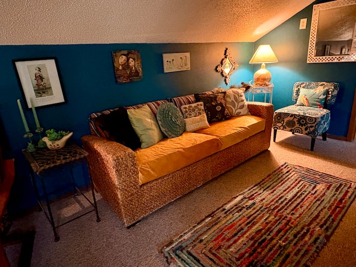 “Cool Fern” Eclectic Cottage Apt. W Upper Deck - Sioux Falls, SD