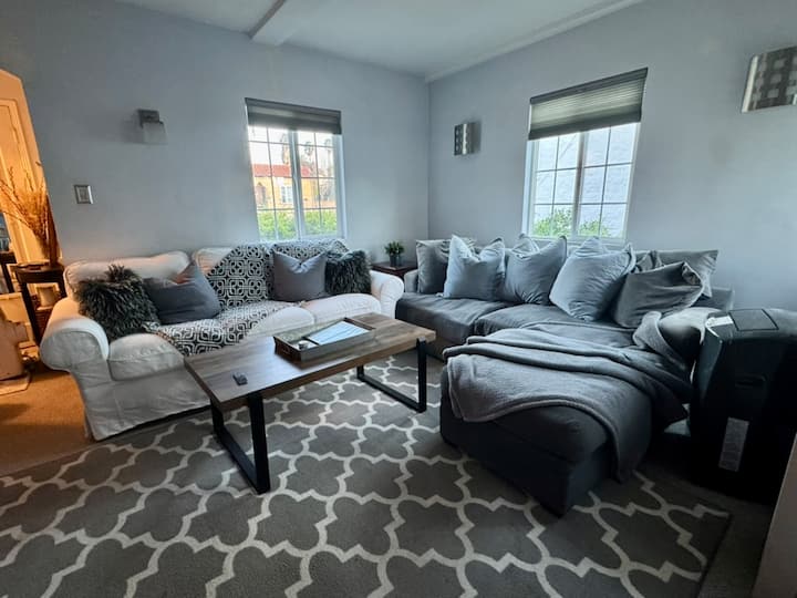 Bright, Peaceful Mid-city 2br • Work-ready - Los Angeles, CA