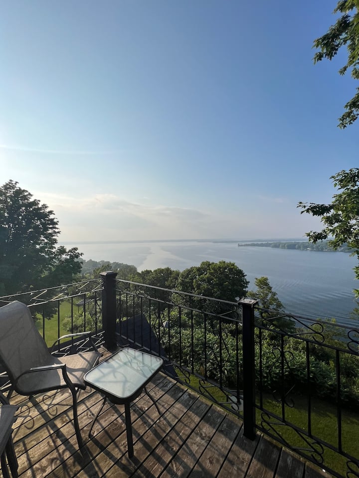 Bayview Loft Suite At Lake On The Mountain - Prince Edward
