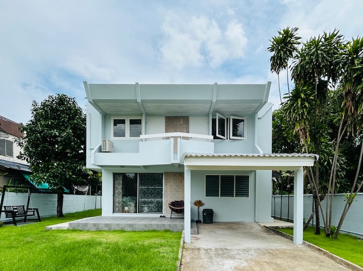 5 Beds 452sqm. Private Garden/ Pet-friendly/ Cctv - Bangkok