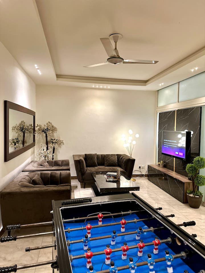 Noir & Gold 1bhk 15% Off | Self Check-in & Safe - Islamabad