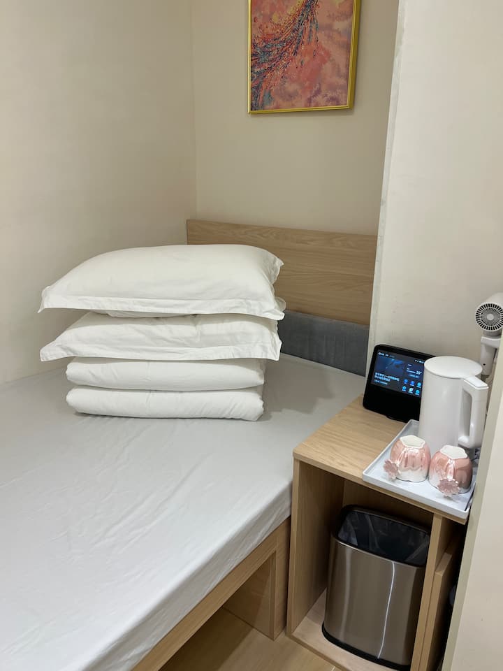 Z1 超迷你雙人床房間 （房間約一張雙人床大小）1分鐘地鐵站 新裝修 整潔 超快Wi-fi - Hong Kong