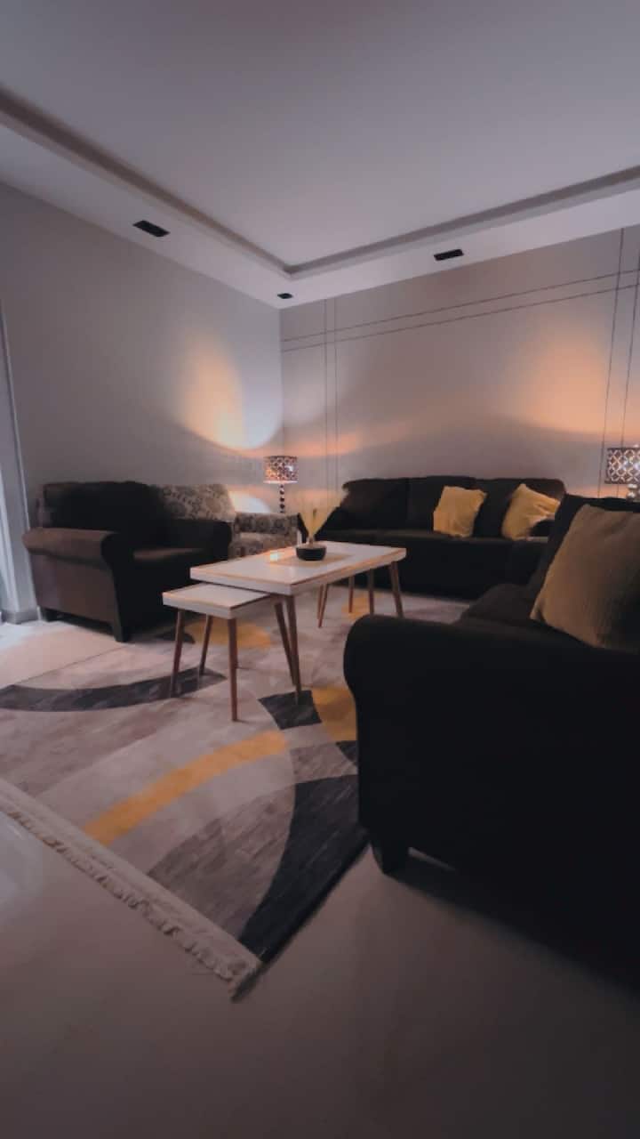 فيلا شخصية هاديه مدخل سيارة - Riad