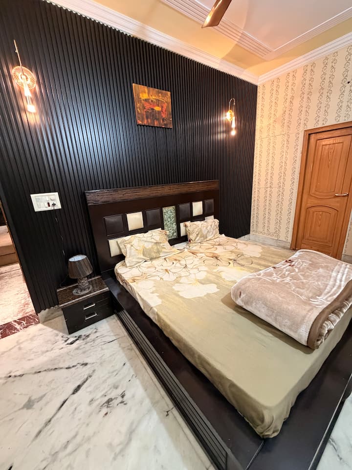 Villa Aura Sec 13
Cheerfull 4bhk Home - Karnal