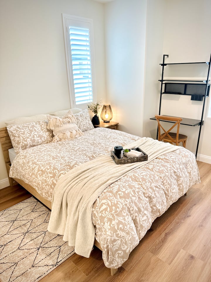 Earthy Minimalism Suite 201 Upland/claremont - Claremont, CA