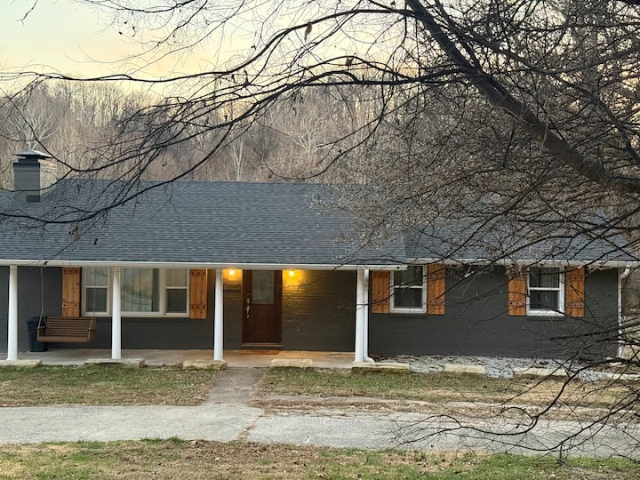 Katy Trail Country House With A Hot Tub - コロンビア, MO