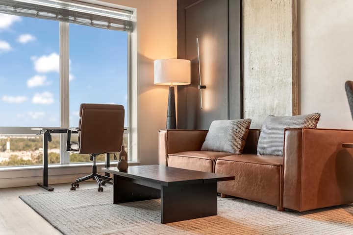 The Dominic - 1br Condo, King Bed, Pool, Gym - Orlando